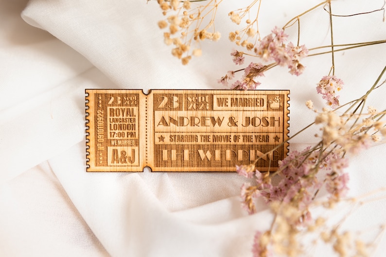 Invitación de boda en madera natural Modelo Ticket invitaciones ...