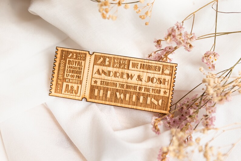 Invitación de boda en madera natural Modelo Ticket invitaciones ...