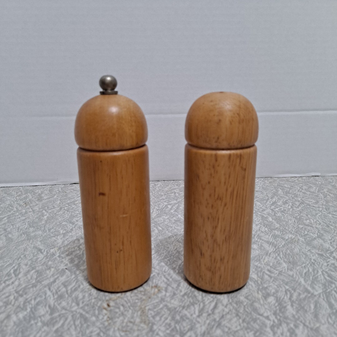 Country Style Wood Salt Shaker and Pepper Grinder Shaker Set - Etsy