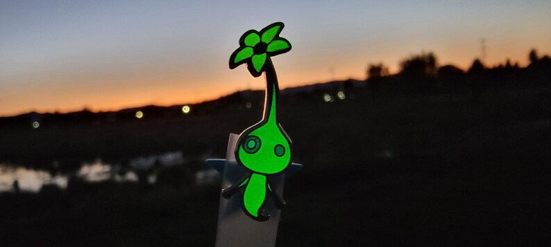 Pikmin 4 - Glow Pikmin Hard Enamel Pin - 1.25 Inches - Etsy