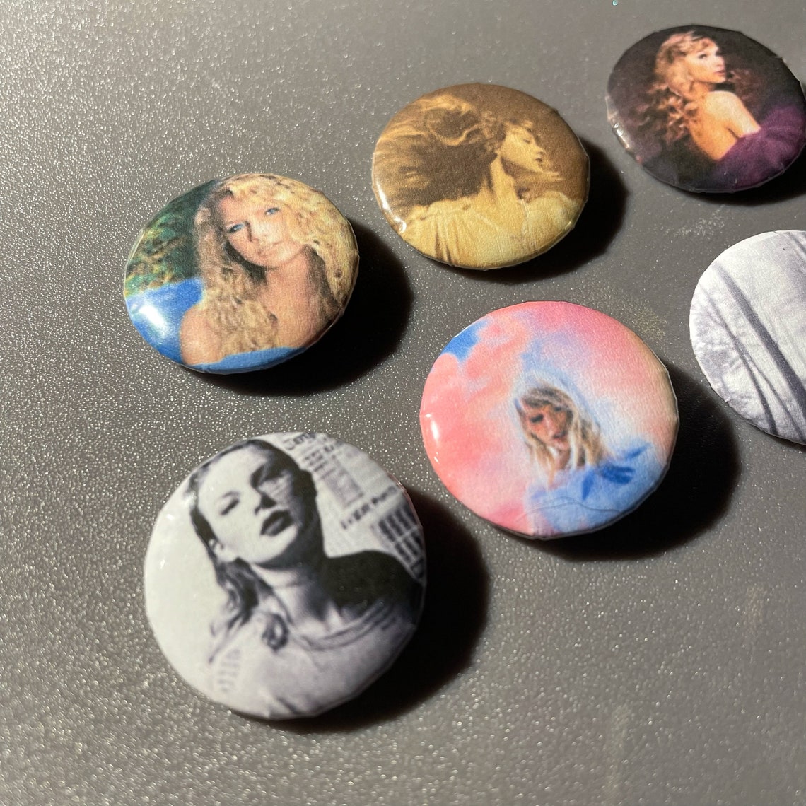 Eras / Albums Pins / Badges diameter 25 Mm Including the Tortured Poets ...