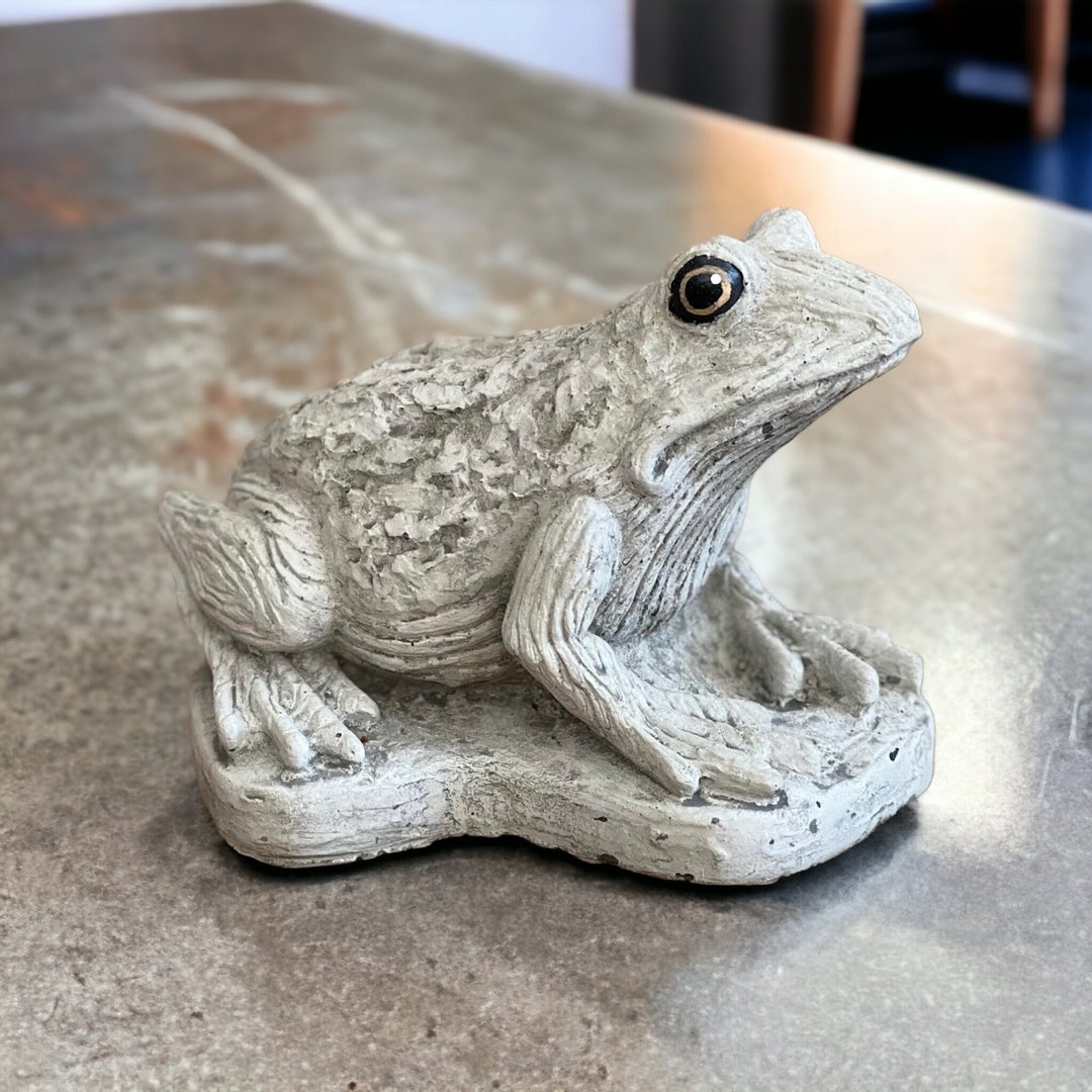 Realistic Frog Sitting on Base Statue Concrete Crouching Frog Figure ...