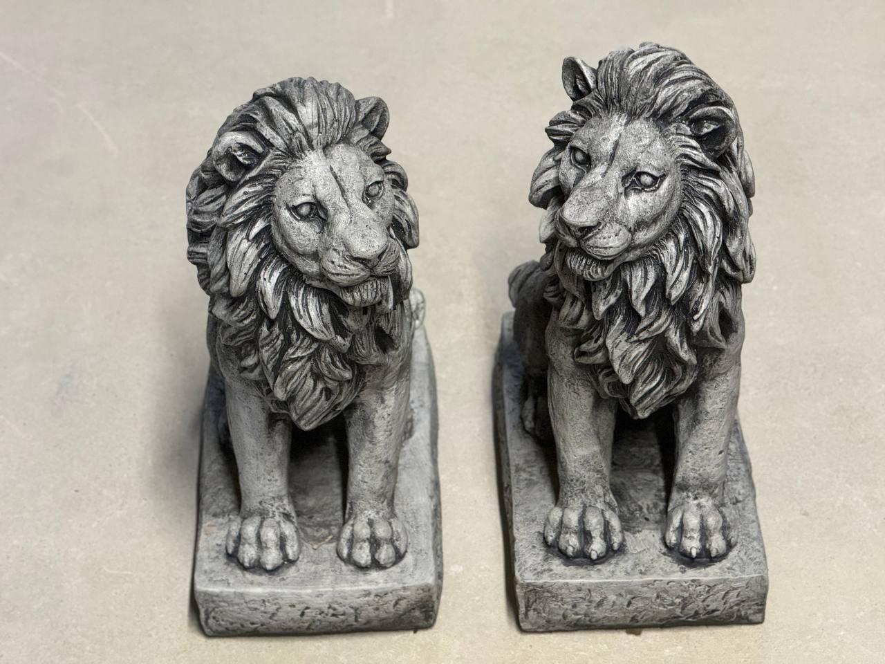 Two Sitting Lions on Base Statue Pair Lions Figure Stone Guardian Lions ...