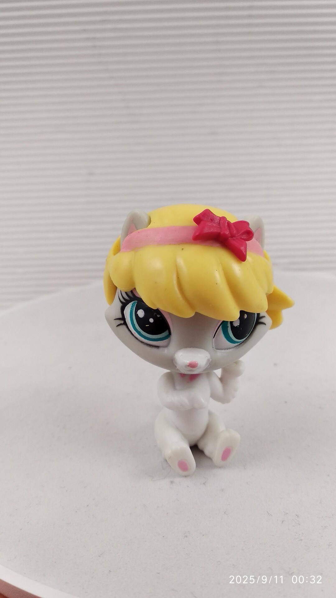 Littlest Pet Shop GRAY CAT #3685 Hisako Matson Blonde Wig Bow Authentic ...