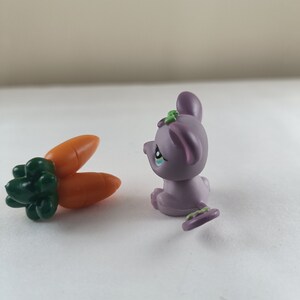 2007 Hasbro Littlest Pet Shop Purple Sitting Mouse Green Bow Curly Tail ...
