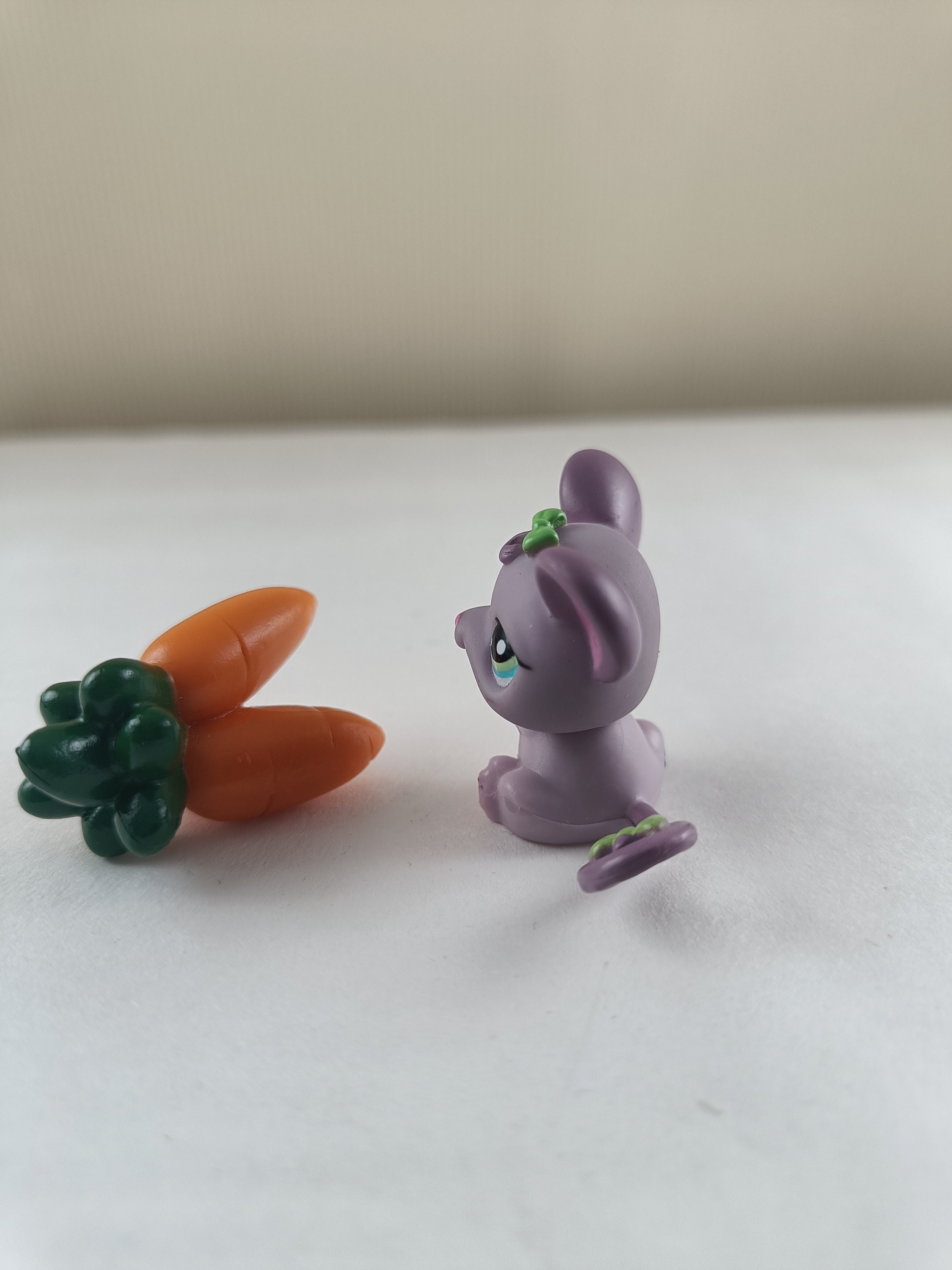 2007 Hasbro Littlest Pet Shop Purple Sitting Mouse Green Bow Curly Tail ...
