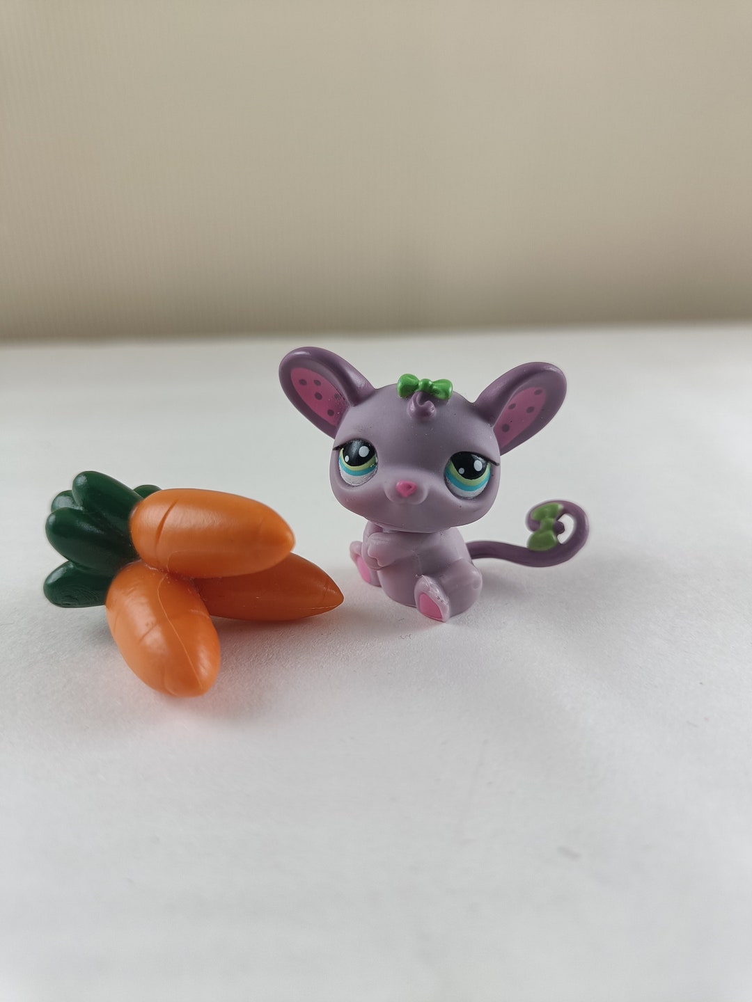 2007 Hasbro Littlest Pet Shop Purple Sitting Mouse Green Bow Curly Tail ...