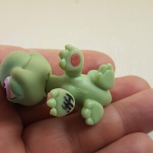 2004 Littlest Pet Shop LPS green Lizard Iguana Pink/purple Eyes 374 Red ...