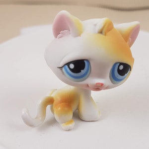 Littlest Pet Shop Yellow Cat 1035 Blue Dot Eyes Kitty Kitten LPS Paw Up ...