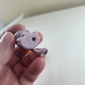 2007 Hasbro Littlest Pet Shop Purple Sitting Mouse Green Bow Curly Tail ...