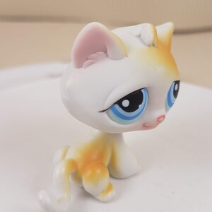 Littlest Pet Shop Yellow Cat 1035 Blue Dot Eyes Kitty Kitten LPS Paw Up ...