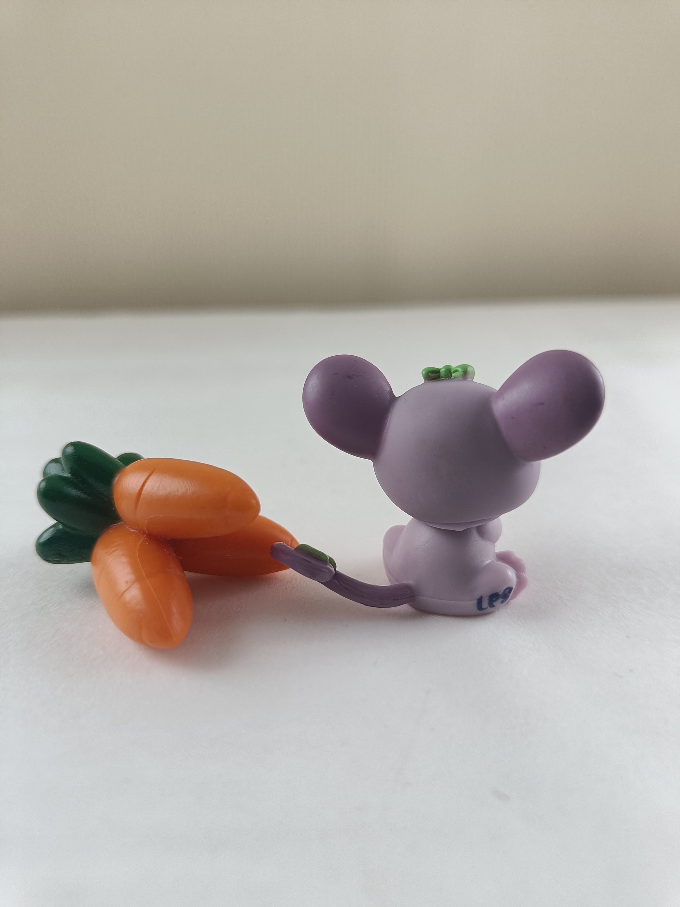 2007 Hasbro Littlest Pet Shop Purple Sitting Mouse Green Bow Curly Tail ...