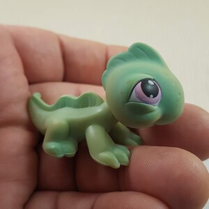 2004 Littlest Pet Shop LPS green Lizard Iguana Pink/purple Eyes 374 Red ...