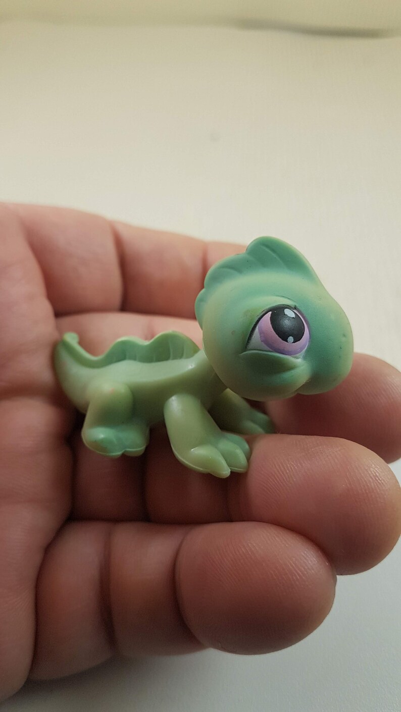 2004 Littlest Pet Shop LPS green Lizard Iguana Pink/purple Eyes 374 Red ...