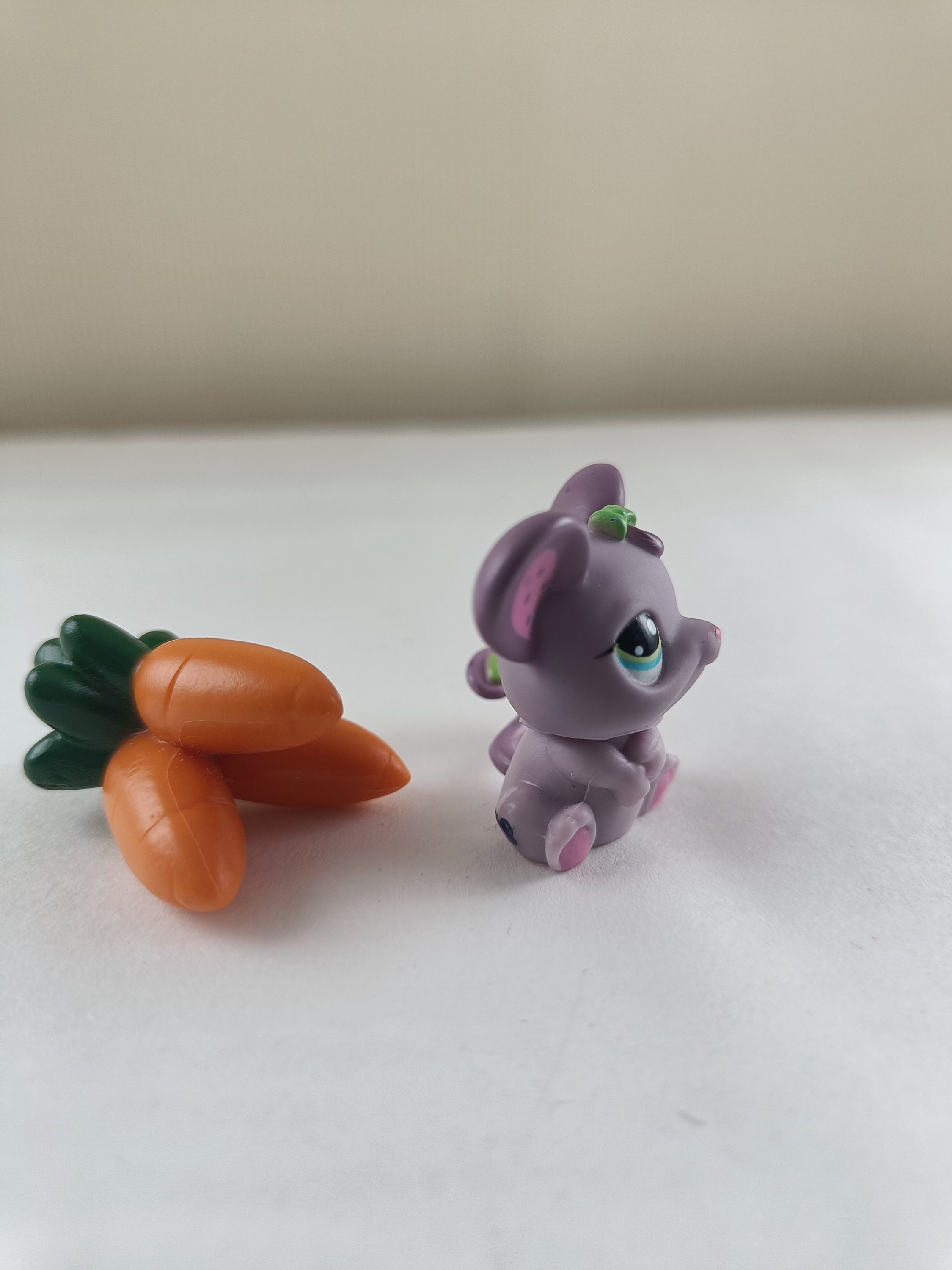 2007 Hasbro Littlest Pet Shop Purple Sitting Mouse Green Bow Curly Tail ...
