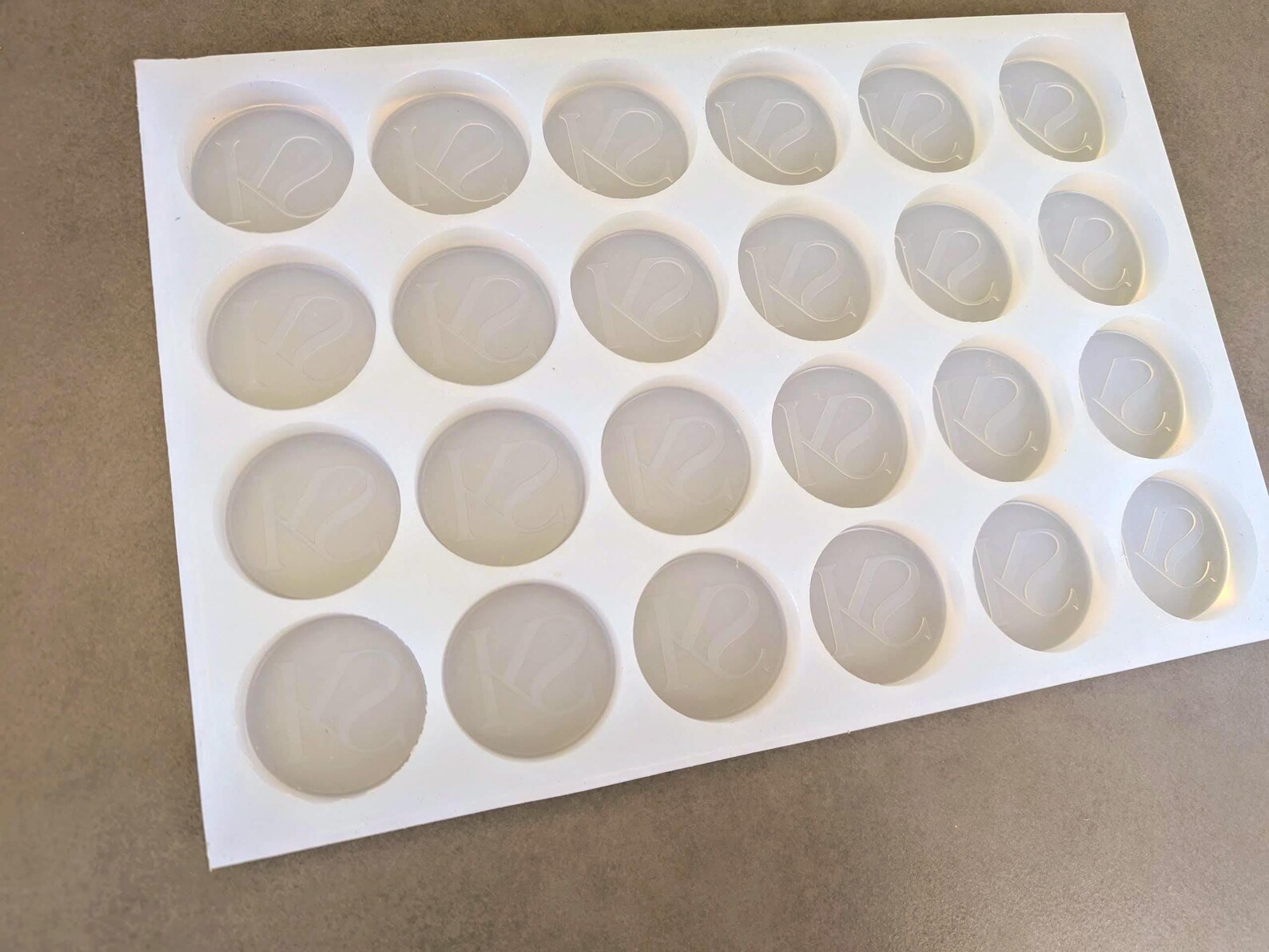Custom Stone Diffuser Mold – 24 Cavities Ø40×10 | Pebble Wax/jesmonite ...