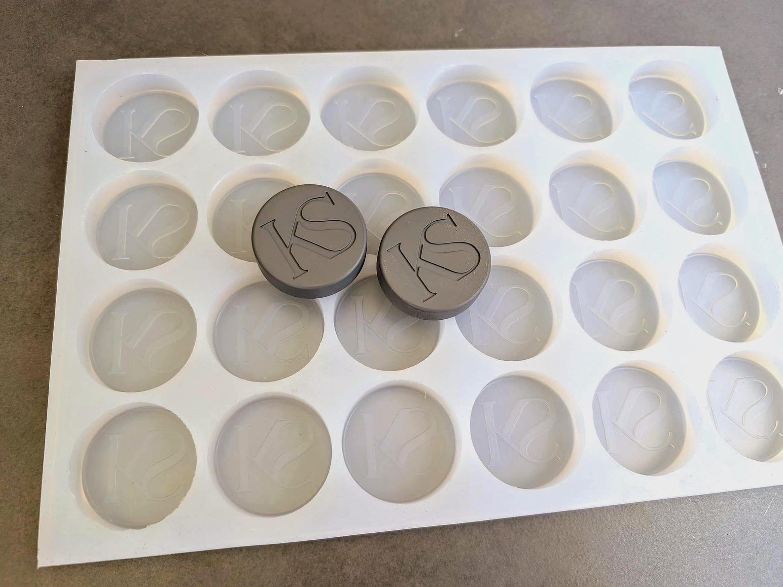 Custom Stone Diffuser Mold – 24 Cavities Ø40×10 | Pebble Wax/jesmonite ...