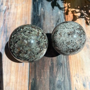 Sodalitic Syenite UV Reactive Sphere, 75mm Sphere, 69mm Sphere ...