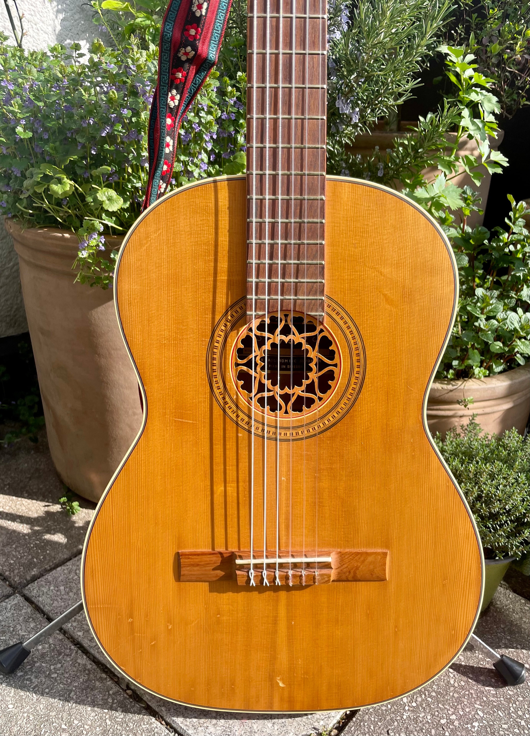 Hagström/hagstrom Isabella HC-4 Classical Guitar 4/4, New Nylon Strings ...