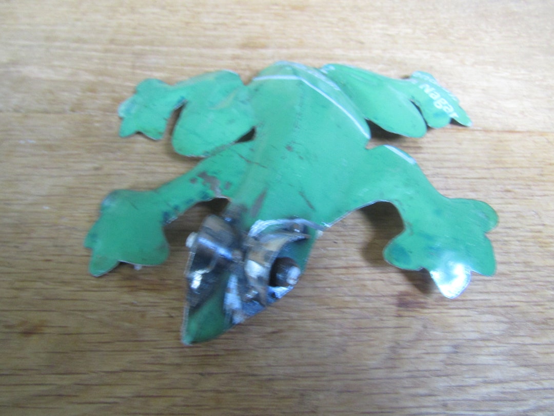 UPCYCLED FROG WALL Ornament Sheet Metal Green Frog Garden Garage Man ...