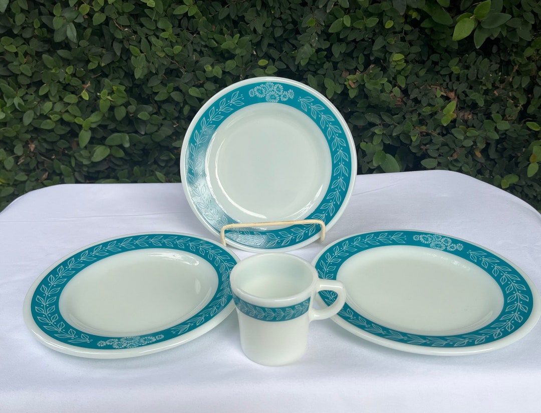 Pyrex Tableware With Laurel Leaf/bluegrass Design 3 Plates and 1 Mug ...
