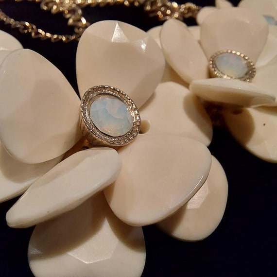 Mod necklace with ivory shaped beads forming flowers … - Gem