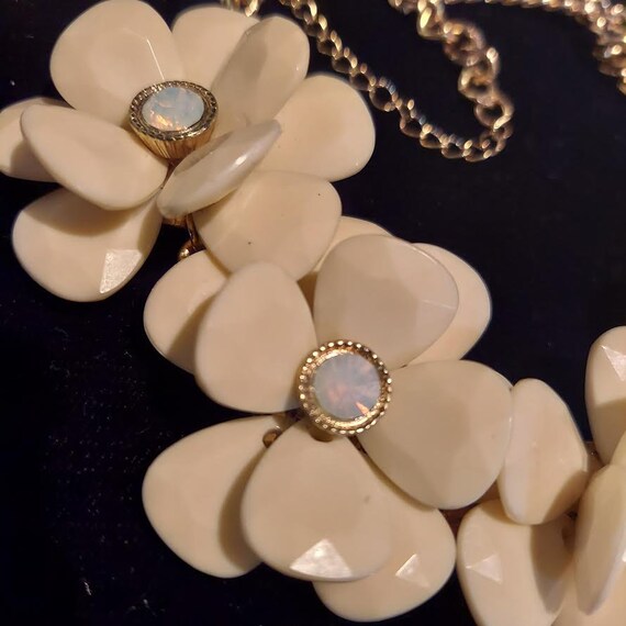 Mod necklace with ivory shaped beads forming flowers … - Gem