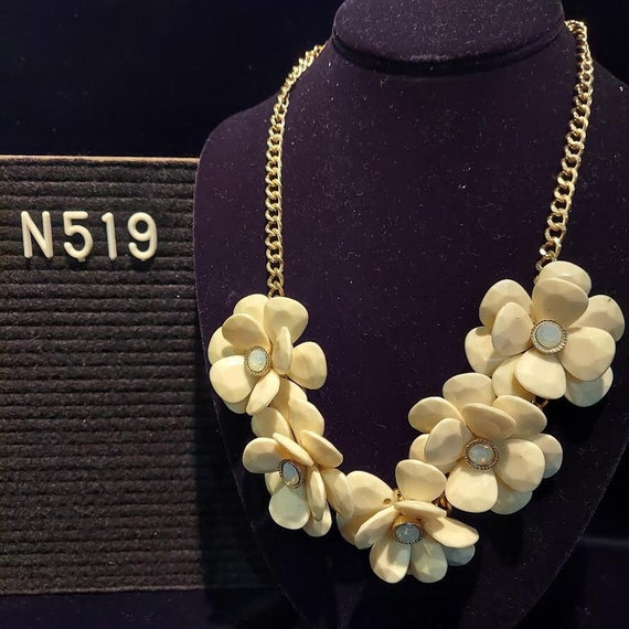 Mod necklace with ivory shaped beads forming flowers … - Gem
