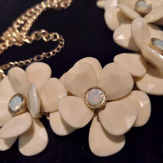 Mod necklace with ivory shaped beads forming flowers … - Gem