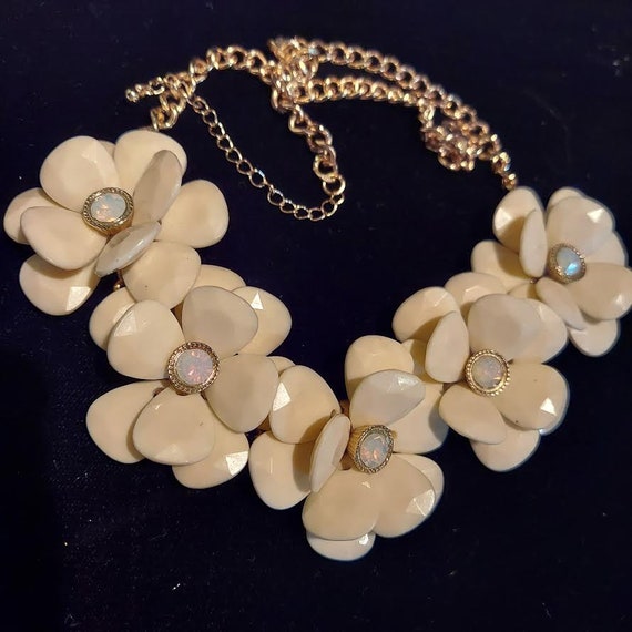Mod necklace with ivory shaped beads forming flowers … - Gem