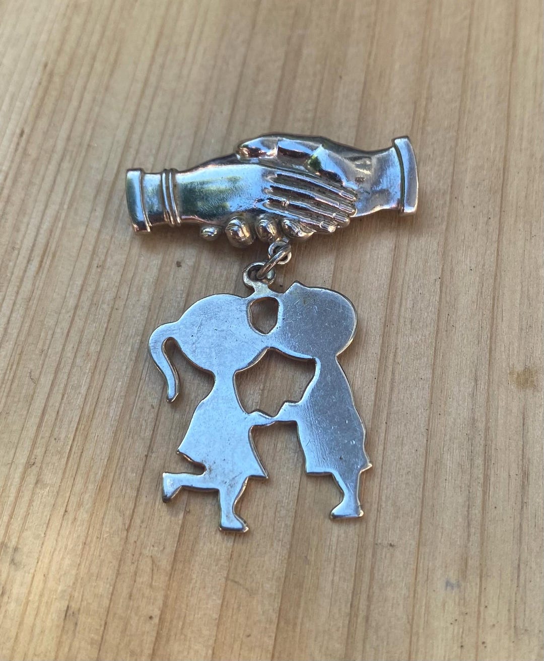 Vintage Couple Kissing Holding Hands Dangling Silver Tone Brooch Lapel ...