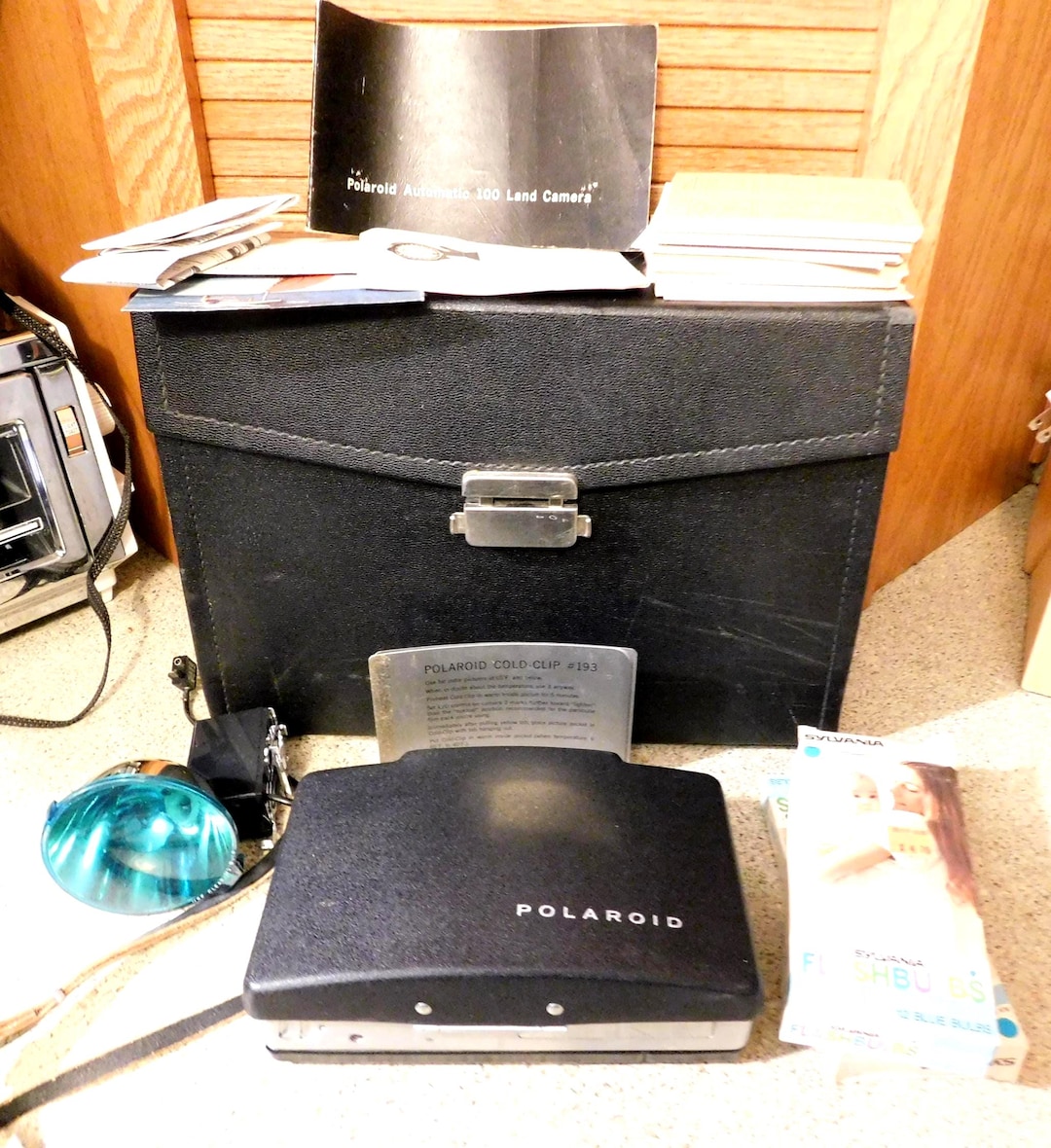 26-196 Vintage Polaroid Automatic 100 Land Camera With Case Manual ...