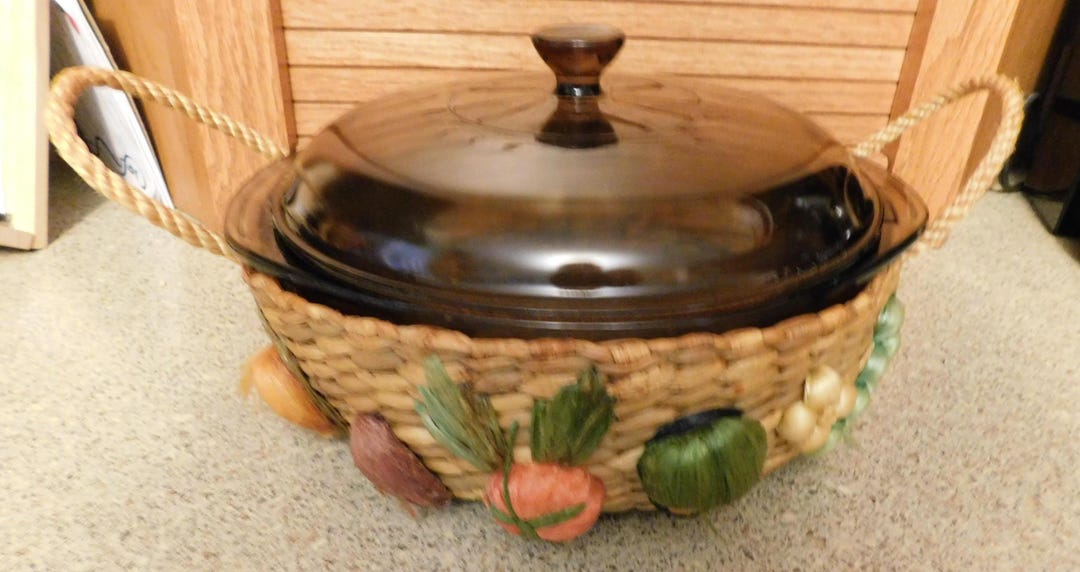 25-1124 Vintage Pyrex 2L Casserole Dish Basket W Decorative Rattan ...