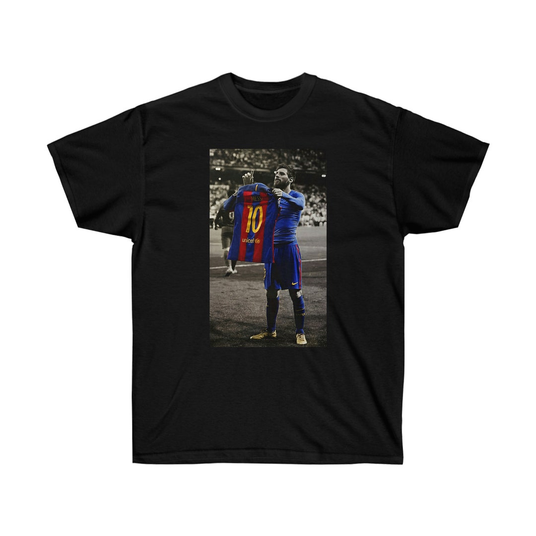 Lionel Messi Holding up His Jersey After Goal in El Clasico T-shirt ...