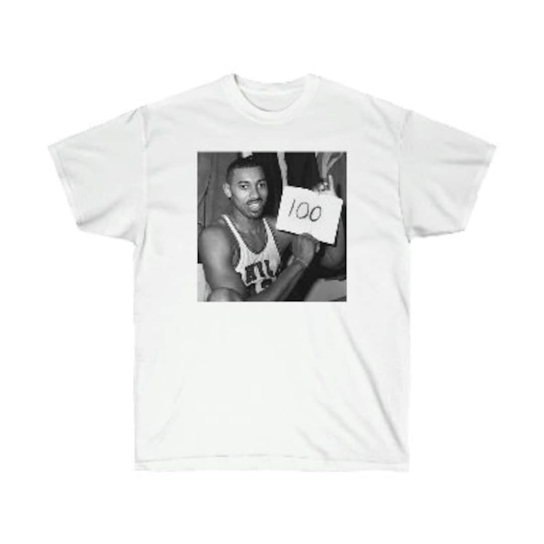 Wilt Chamberlain 100 Point Game Holding up 100 Sign T-shirt - Etsy