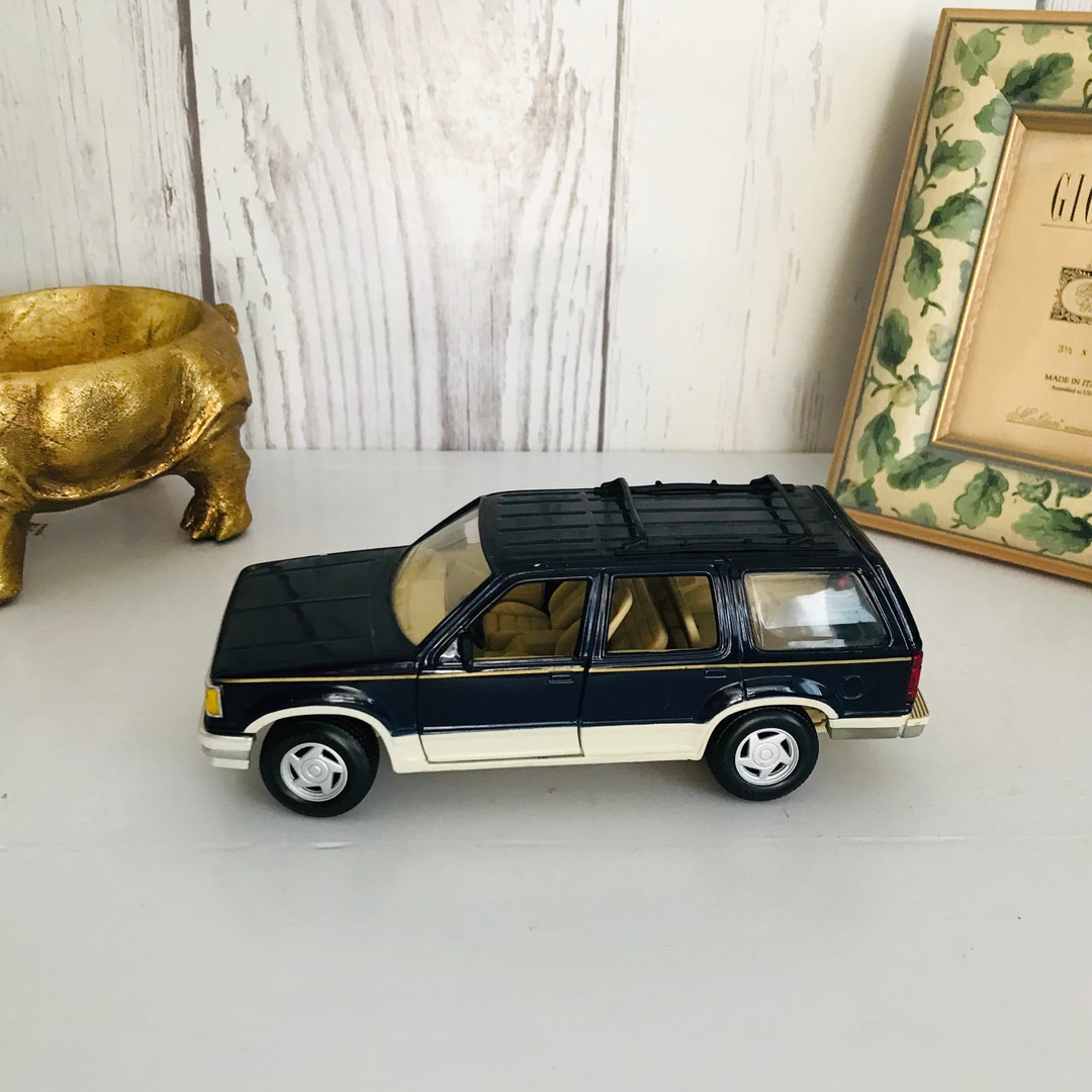 Maisto Special Edition 1:24 Scale 1992 *ford Explorer* Wagon, Blue Navy ...