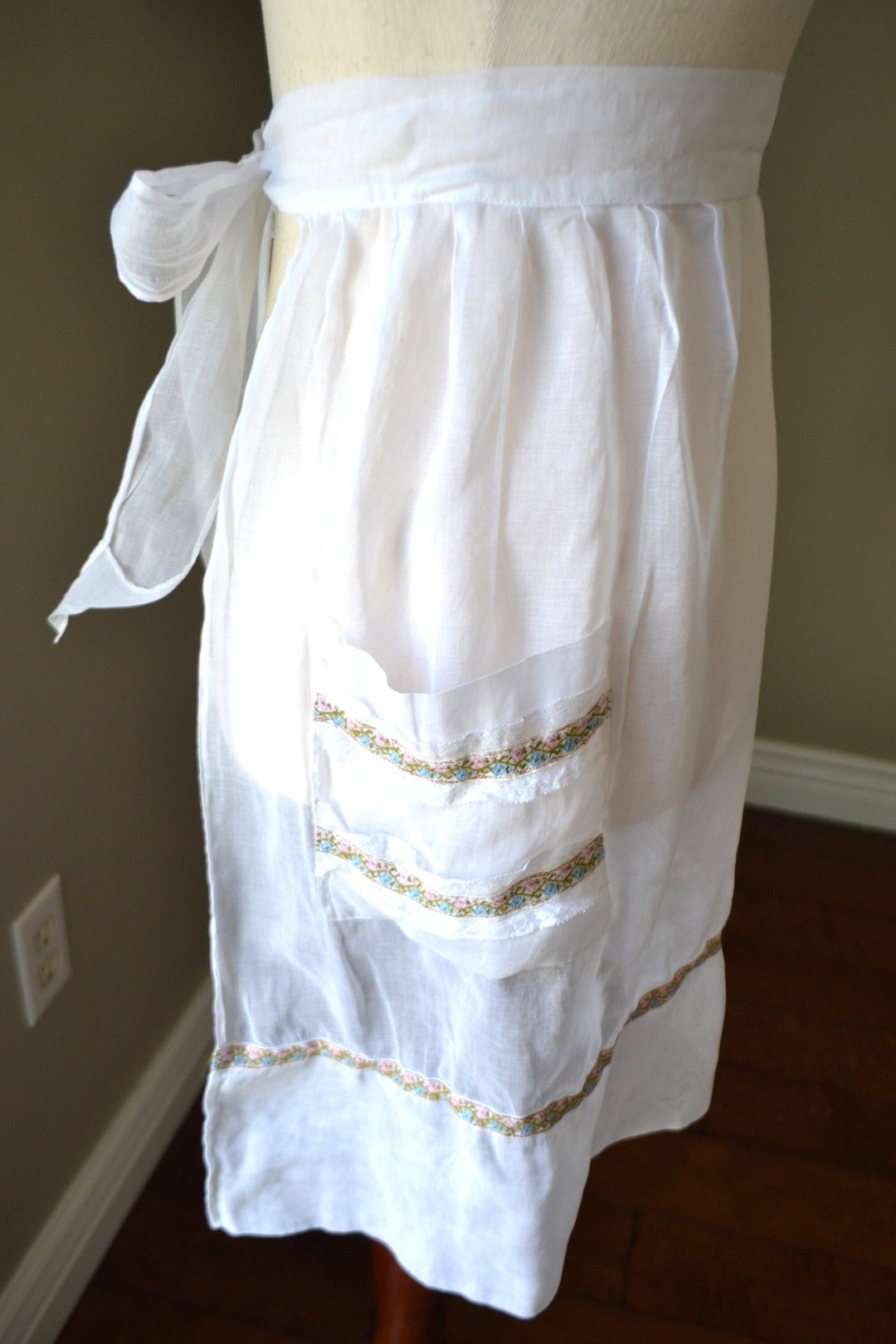 1950's White Linen Embroidered Vintage Apron W/trim - Etsy