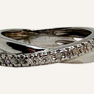 White Gold “X” Band Set With 18 Diamonds - Etsy