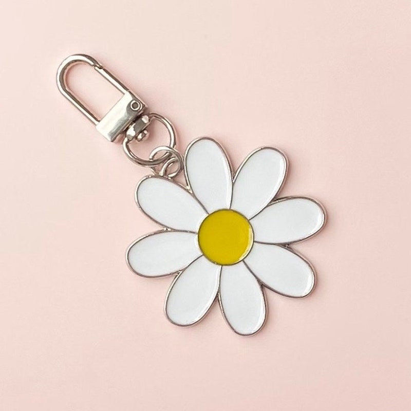 Daisy Keychain - Etsy