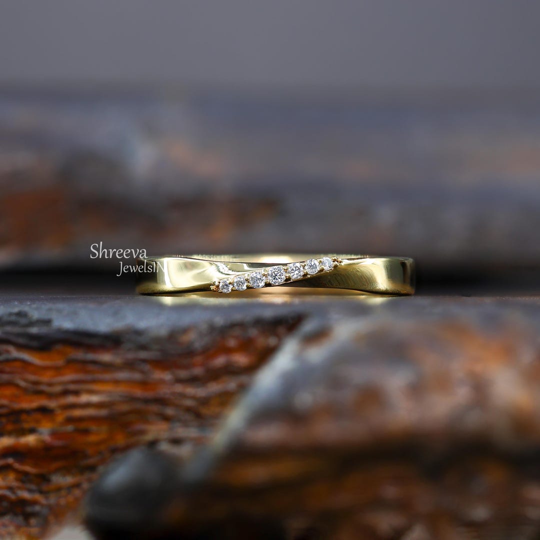 Mobius Moissanite Wedding Band Unique 14K Gold Twist Band for Women ...
