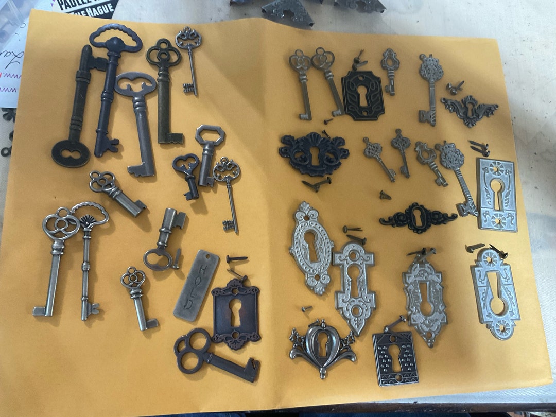 Tim Holtz 21 Keys and 9 Keyhole Plates With Matching Brads. Preowned - Etsy