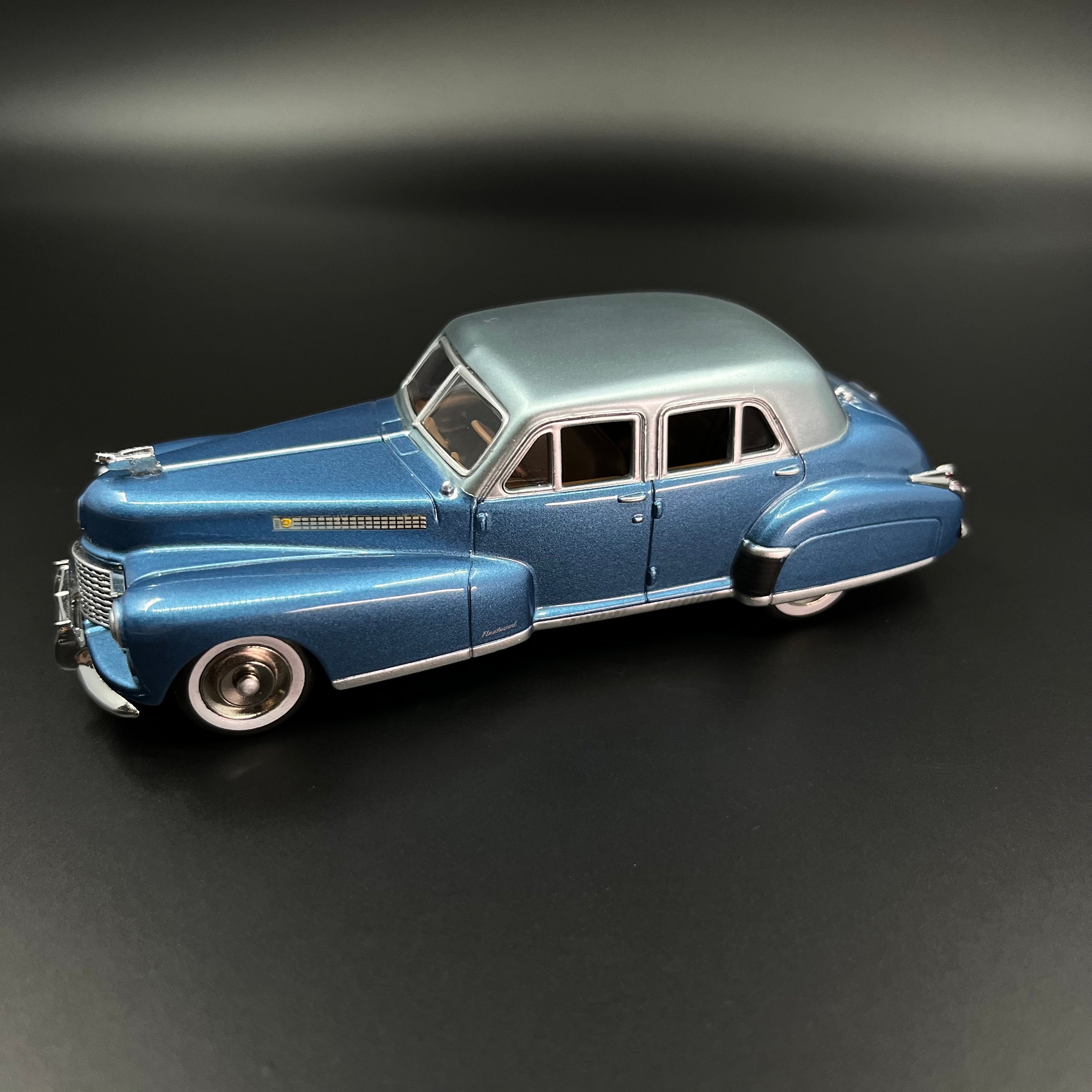 1941 Cadillac Fleetwood Series Sixty Special Alloy Diecast Car Model 1: ...