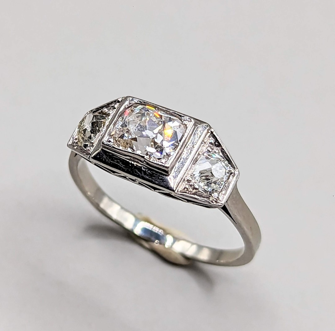 Art Deco Ring in 18k Gold and Diamonds - Etsy