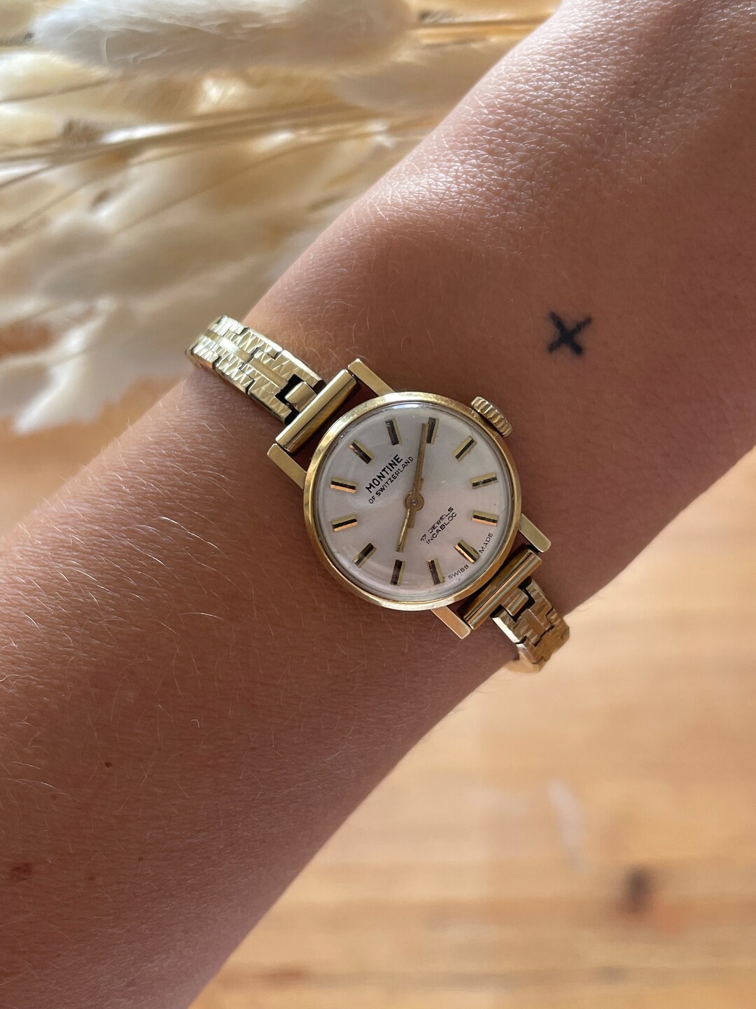 Vintage 1960s 17 Jewels Incabloc Wind up Round Gold Plated Case Ladies Wristwatch With Gold ...