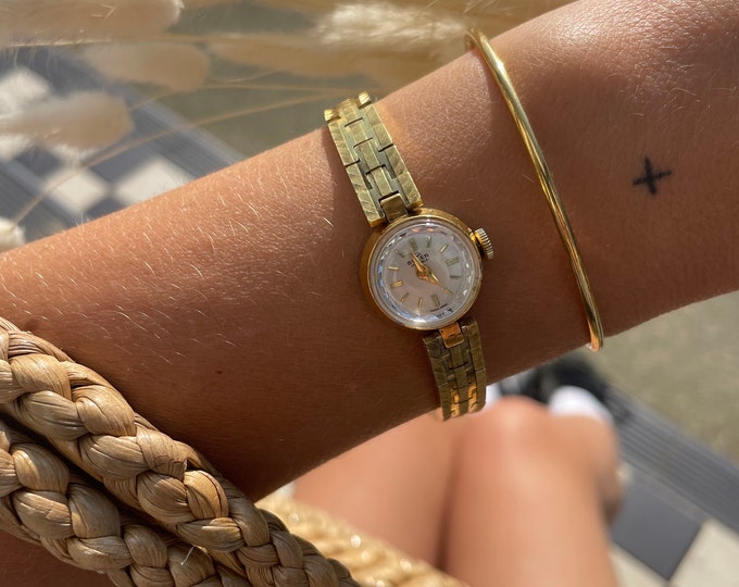 Vintage 1960s 17 Jewels Wind up Gold Plated Small Dainty Round Dial ...