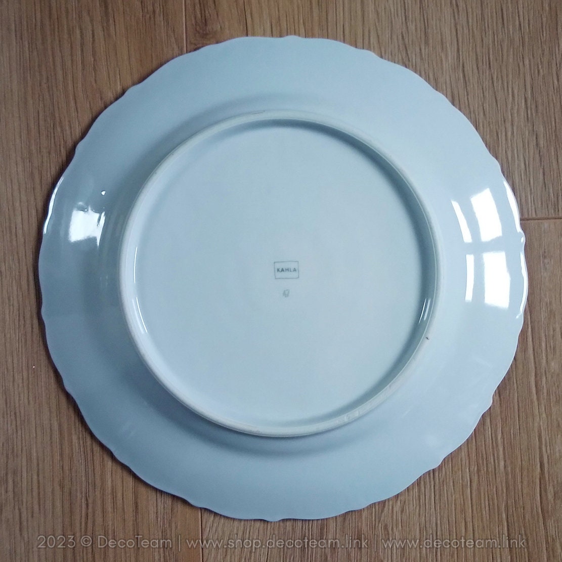 Assiette festonnée KAHLA de 24 cm des années 1950 avec garniture dorée et motif floral plusieurs ...