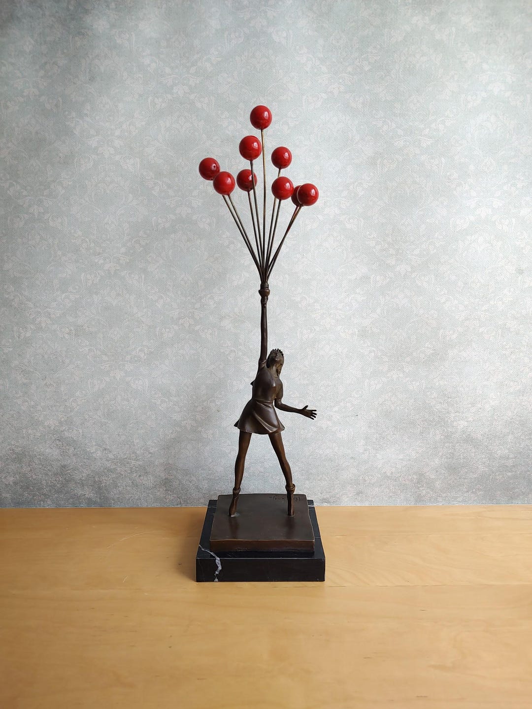 Bronze Mädchen mit Luftballons Skulptur - Moderne Kunst Statue auf ...