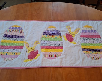 Easter Balloons and Bunnies Table Runner - Etsy