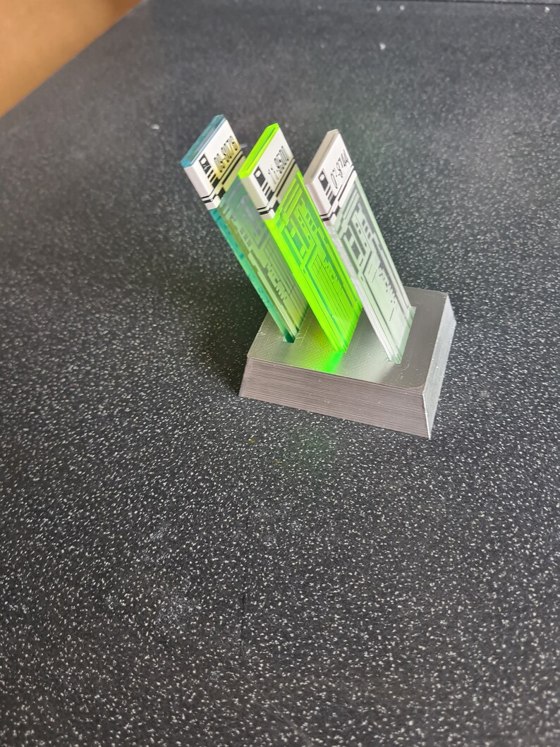 Isolinear Chip Set of 3 With Stand - Etsy