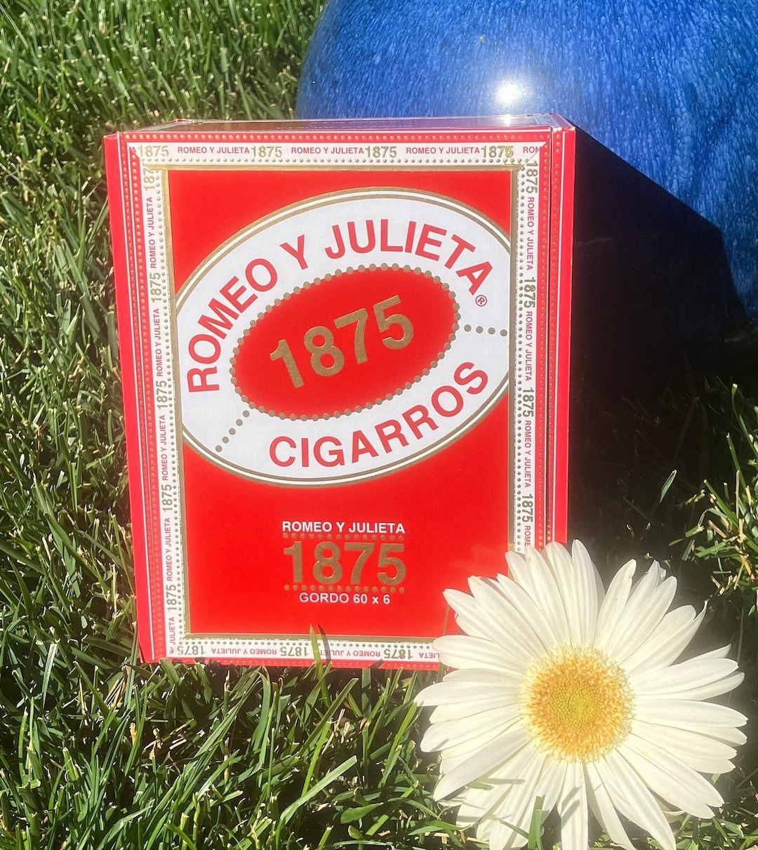 Romeo Y Julieta Cigarros - 1875 - Bright Red & White Paper Covered ...